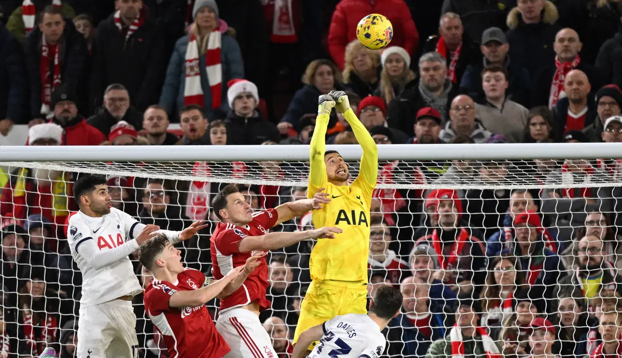 Foto: Aksi Gemilang Guglielmo Vicario saat Tottenham Mengalahkan Nottingham Forest - Inggris ...