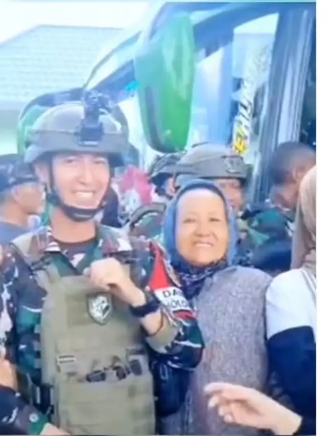 6 Potret Lettu Fardhana Diserbu Emak-Emak Minta Foto Bareng, Mendadak Banyak Fans - Hot Liputan6.com