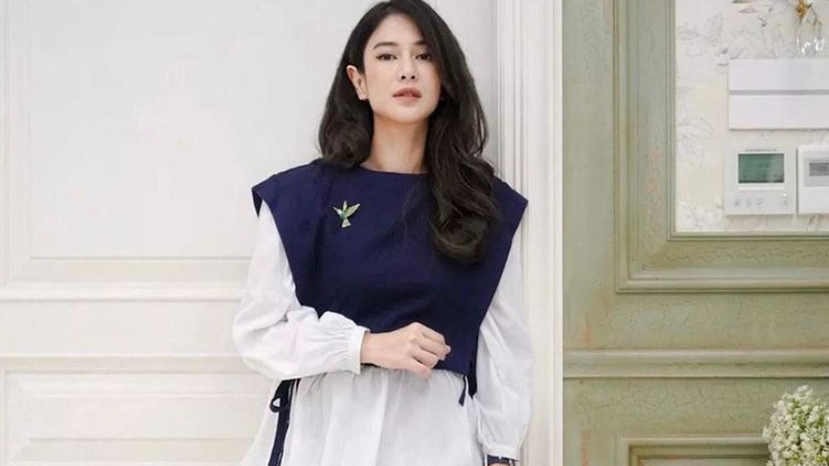 3 Potret Gaya Dian Sastro Jalan-jalan di Solo, Stylish dengan Padu ...