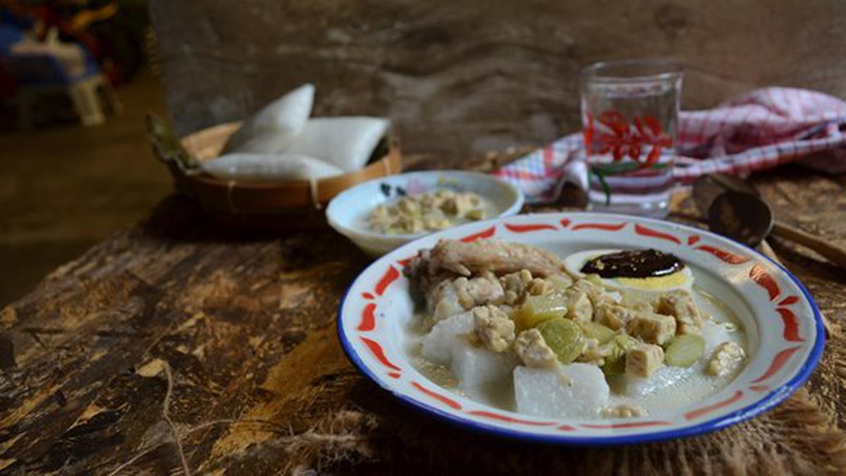 Resep Lontong Sayur dan Telur Bumbu Petis