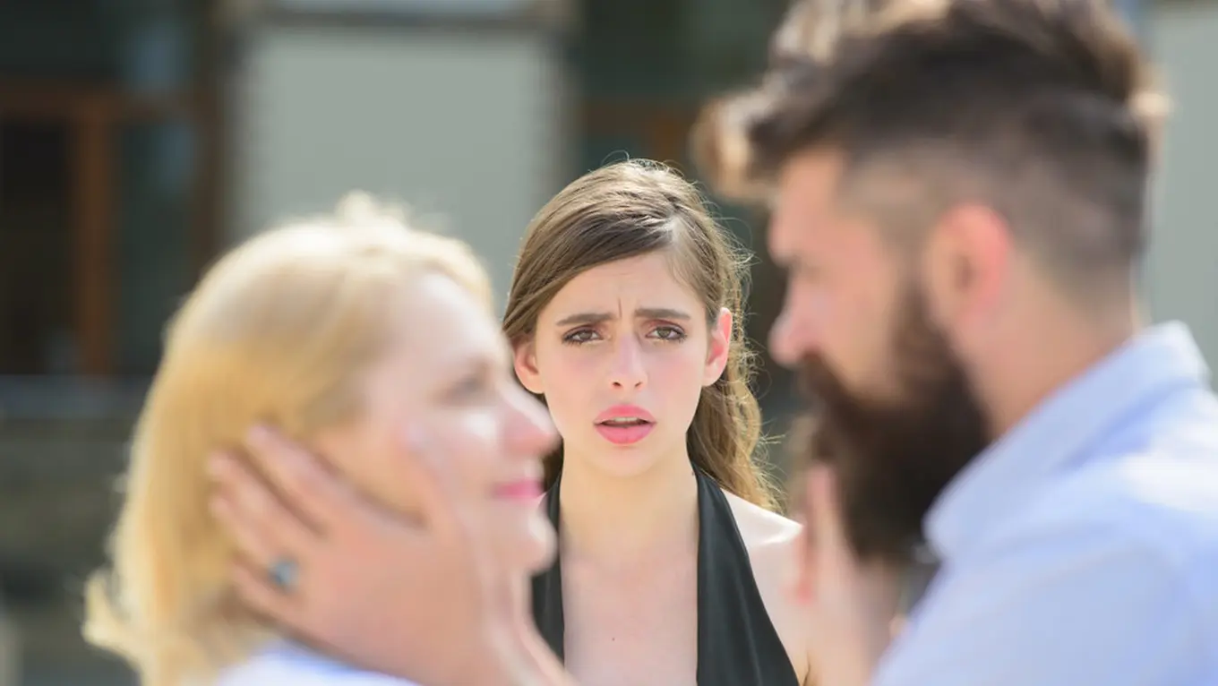 4 Ciri Pasangan Berselingkuh yang Perlu Kamu Tahu - Relationship Fimela.com