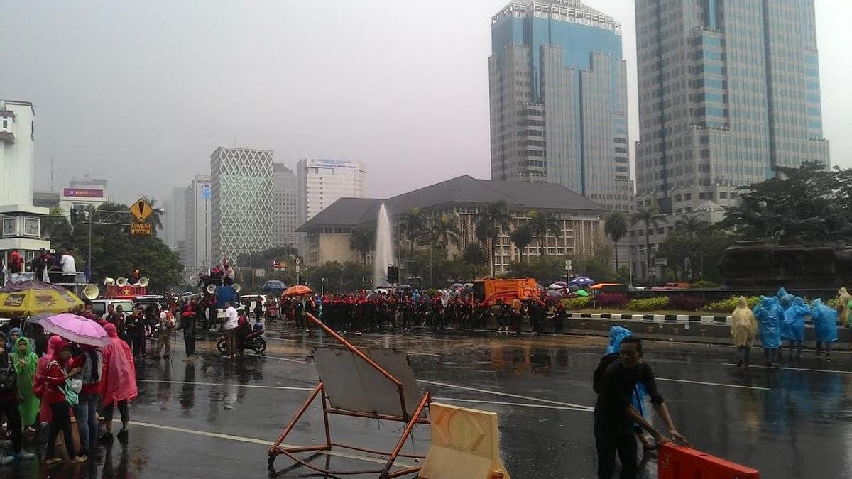 Tak Bisa Tembus Istana, Massa Buruh Membubarkan Diri - News Liputan6.com