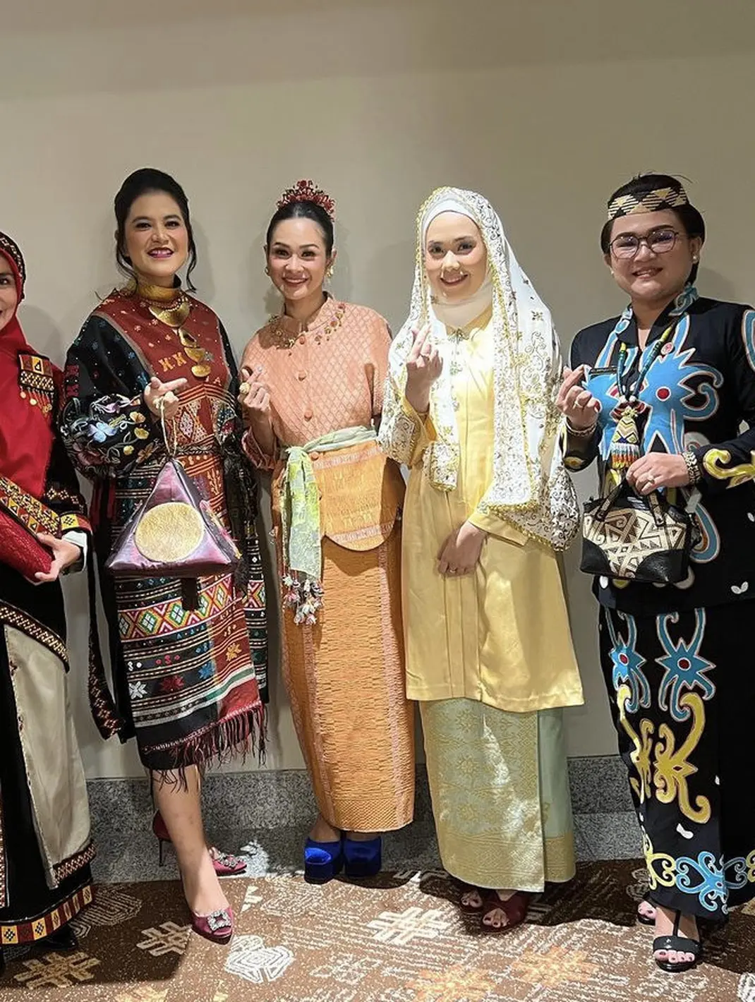 6 Tampilan Kahiyang Ayu Kenakan Dress Ulos yang Mencuri Perhatian ...