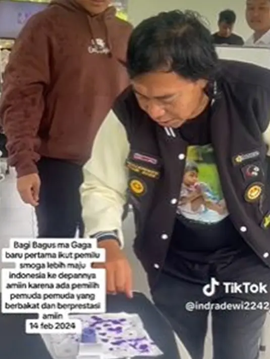 Viral Pose Nyelenehnya Di Surat Suara Ini Potret Komeng Saat Nyoblos