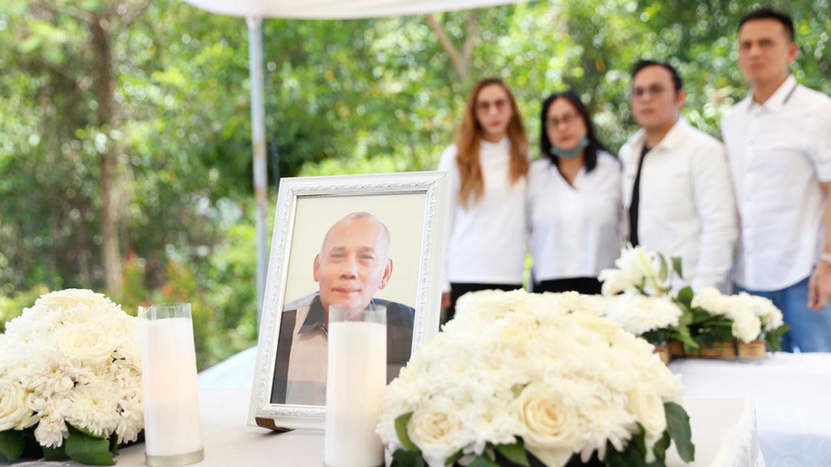 Suasana Haru Pemakaman Ayah Mario Lawalata - Photo Fimela.com