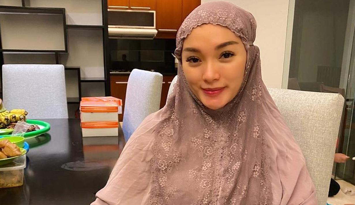 Pesona Zaskia Gotik dalam Balutan Hijab, Tuai Pujian - Foto Liputan6.com