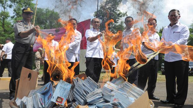 Disdukcapil Bekasi Bakar Puluhan Ribu E-KTP Rusak - Pileg Liputan6.com