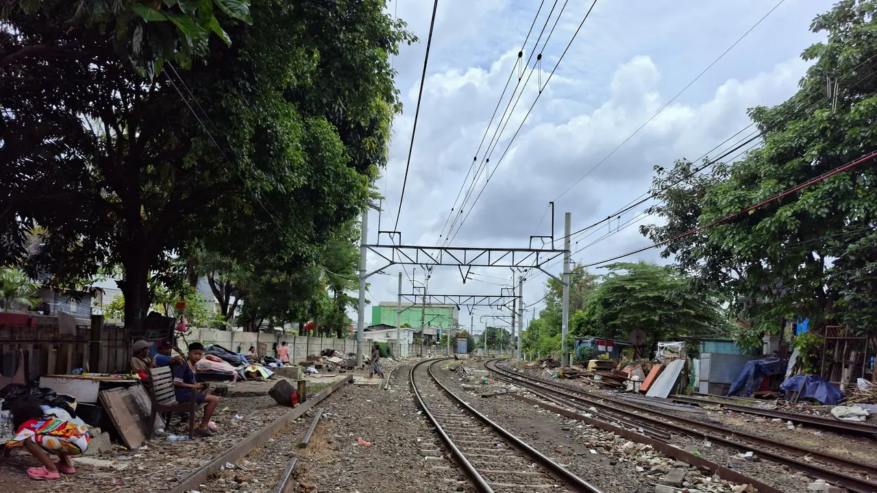 Warga Pinggiran Rel Senen Direlokasi, Ini Reaksi Pramono