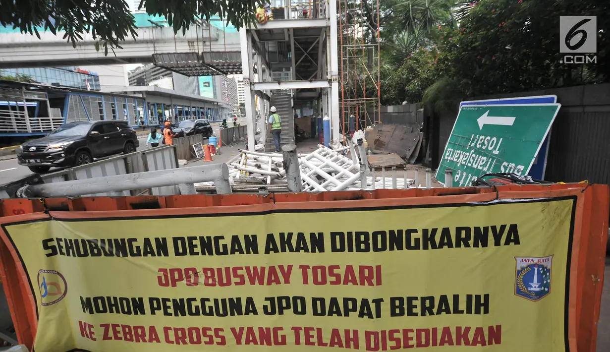 FOTO: Urai Kemacetan, JPO Tosari Dibongkar - Foto Liputan6.com