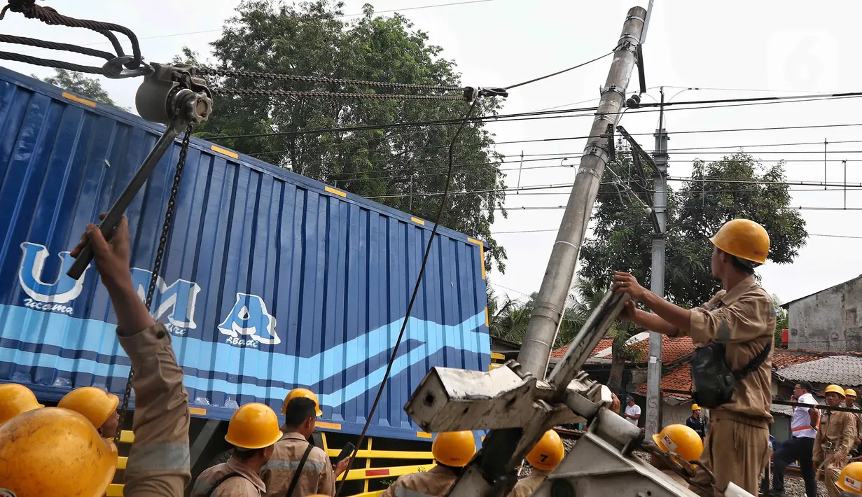 Imbas Truk Tabrak Tiang LAA, Perjalanan Kereta Pondok Ranji-Kebayoran Terhambat - Foto Liputan6.com