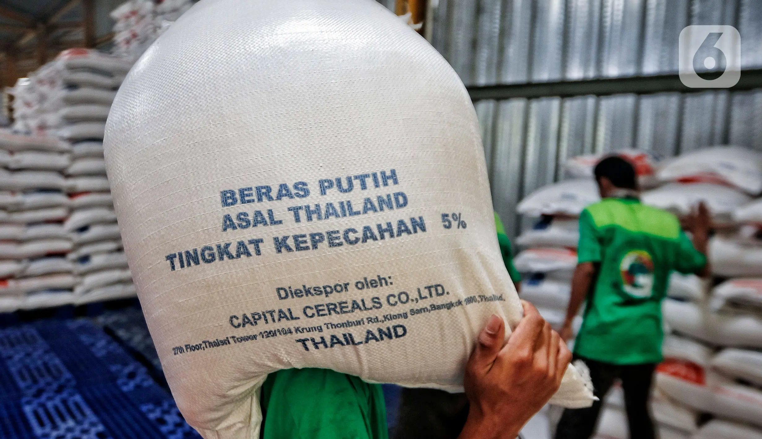 Stabilkan Harga, Bulog Gelontorkan 30 Ribu Ton Beras di Pasar Induk Cipinang - Foto Liputan6.com