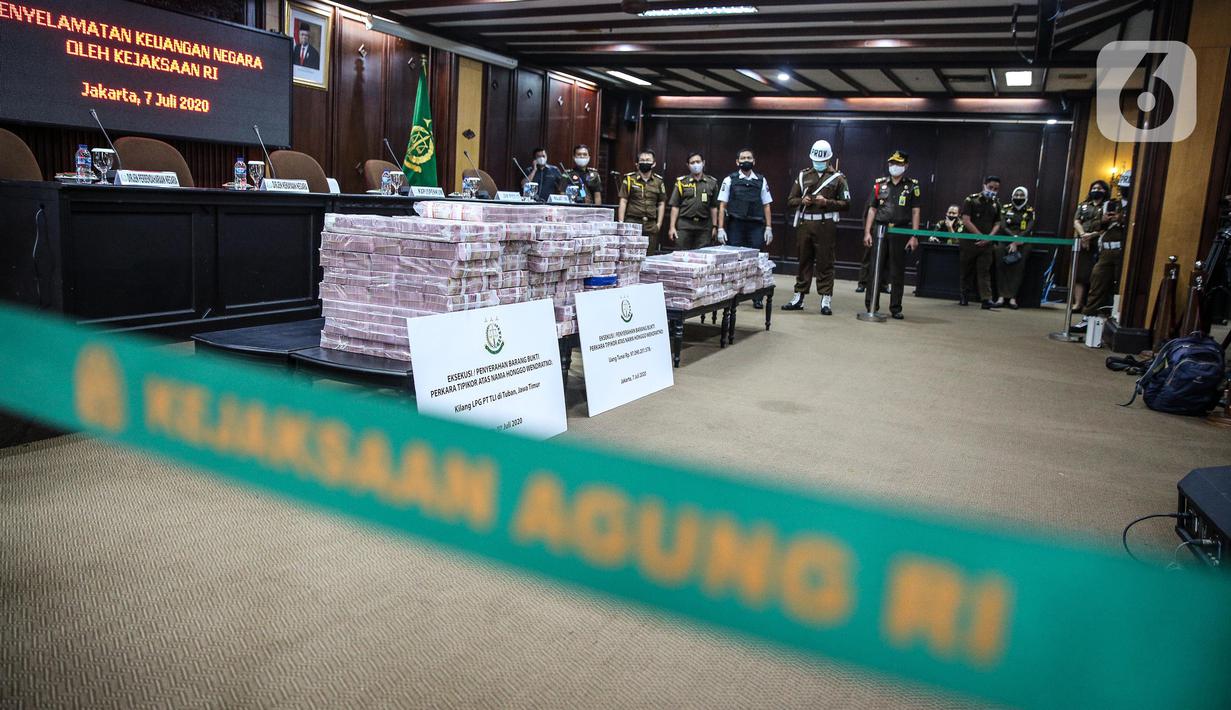 FOTO: Tumpukan Uang Barang Bukti Kasus Honggo Wendratno - Foto Liputan6.com