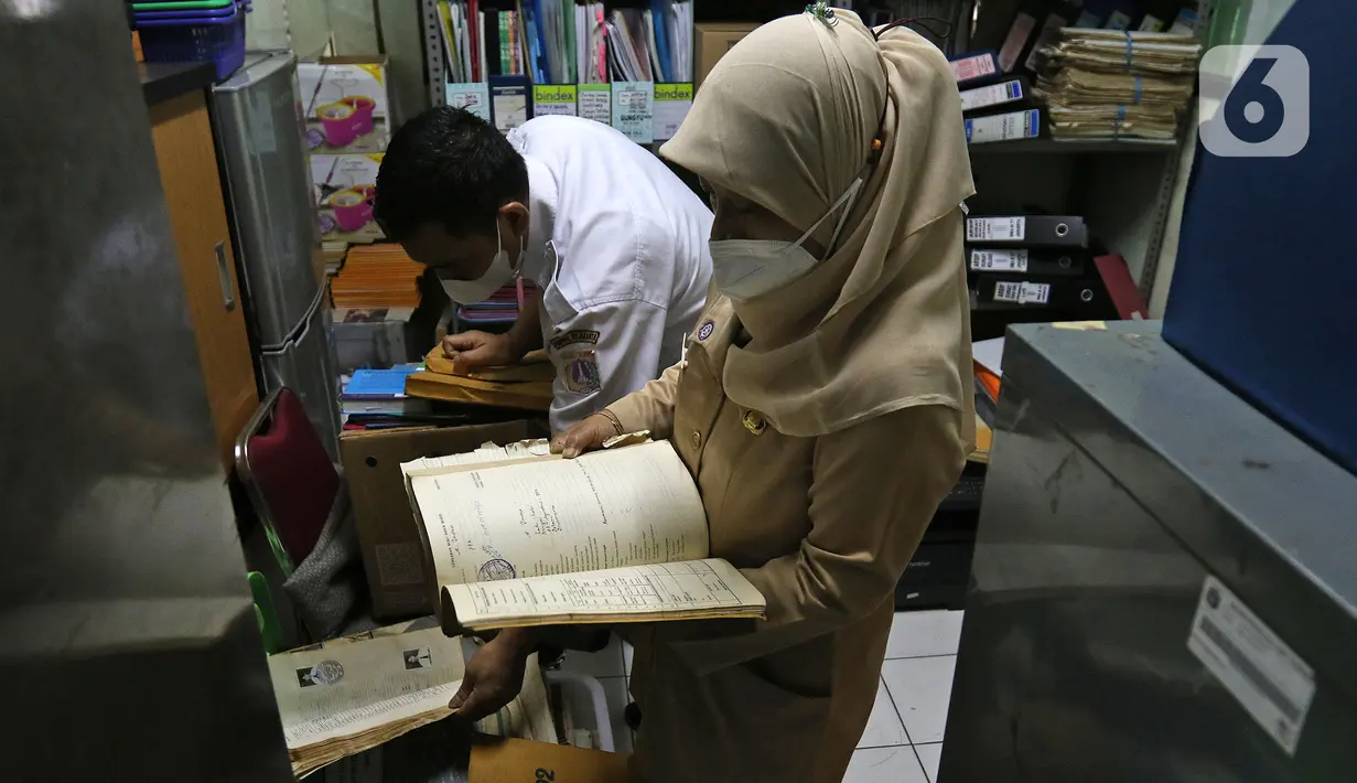 FOTO: Dispusip DKI Jakarta Digitalisasi Arsip Sekolah - Foto Liputan6.com