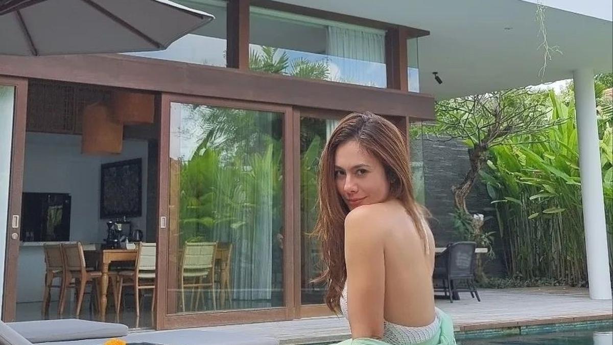 Potret Wulan Guritno dan kekasih Liburan di Bali, Makin Mesra