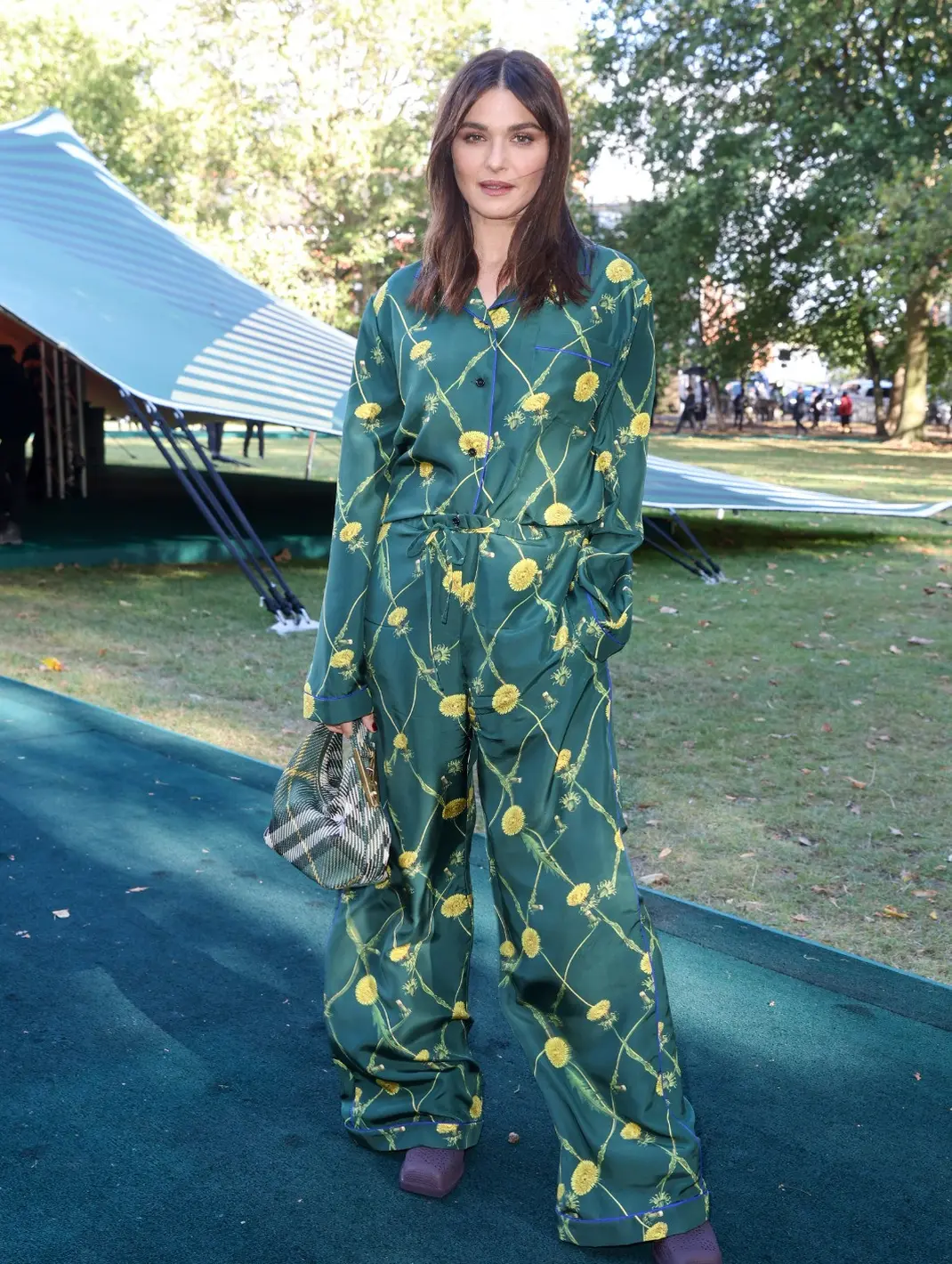 8 Adu Gaya Seleb Hadiri Show Burberry di London Fashion Week, Bright ...
