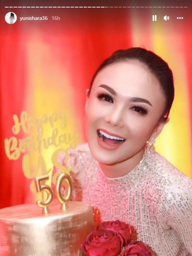 6 Potret Yuni Shara Ulang Tahun ke-50, Tampil Menawan dan Awet Muda dengan Baju Ala Red Carpet ...