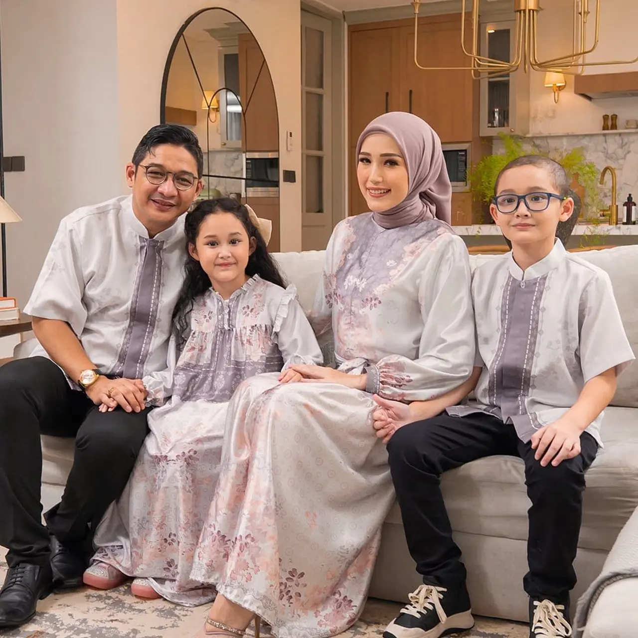 10 Potret Keluarga Pasha Ungu dan Adelia Wilhelmina yang Harmonis ...