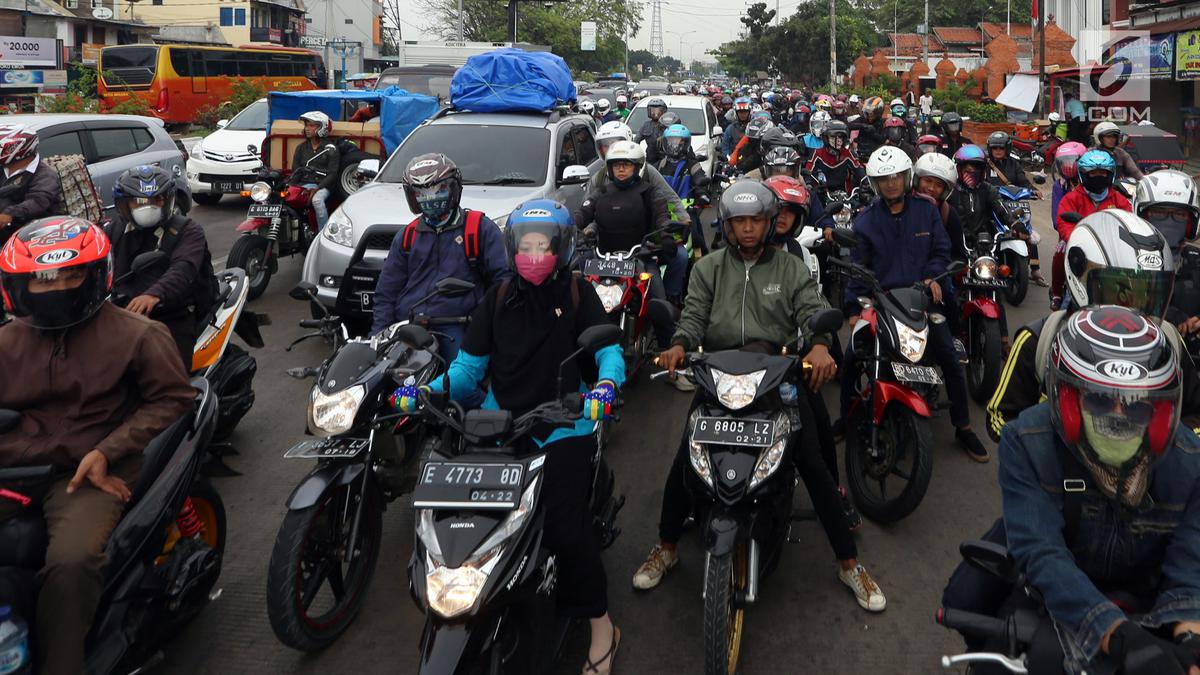 Arus Mudik H-3, Pemudik Motor Mulai Padati Jalur Pantura Cirebon - Foto Liputan6.com