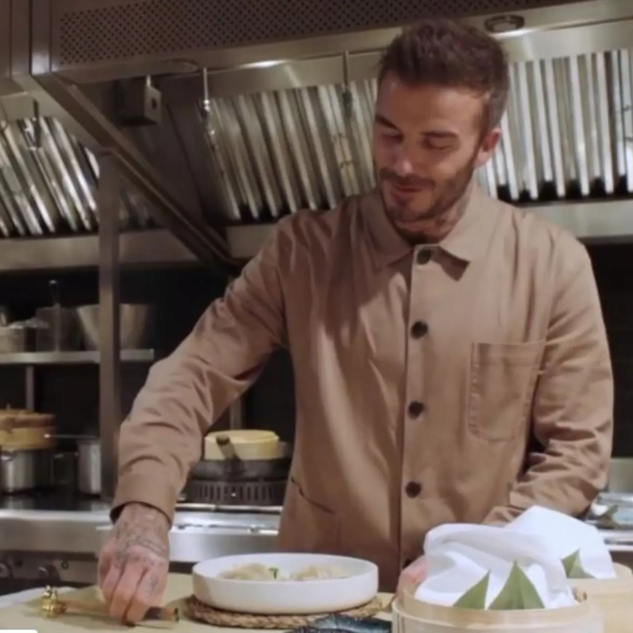David Beckham Unjuk Kemampuan Plating Makanan di Depan Chef Ternama ...