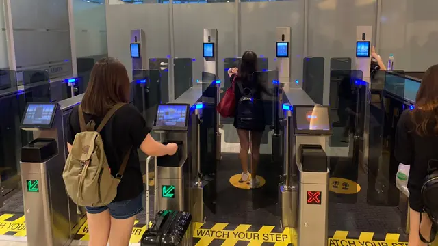 Imigrasi Uji Coba Autogate di Terminal 3 Bandara Soetta - News Liputan6.com