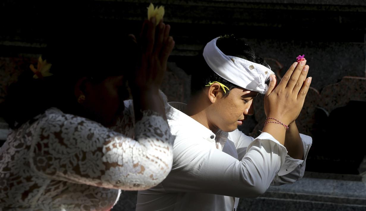 Sembahyang Hari Raya Galungan di Bali