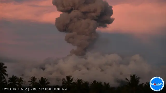 Gunung Ibu Erupsi Lagi, Semburkan Abu Vulkanik Setinggi 1.200 Meter - Regional Liputan6.com