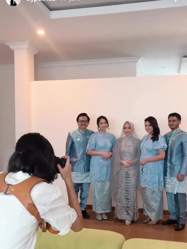 6 Potret Marshanda di Pernikahan Ibunda, Kompak dengan Adik-Adiknya ...