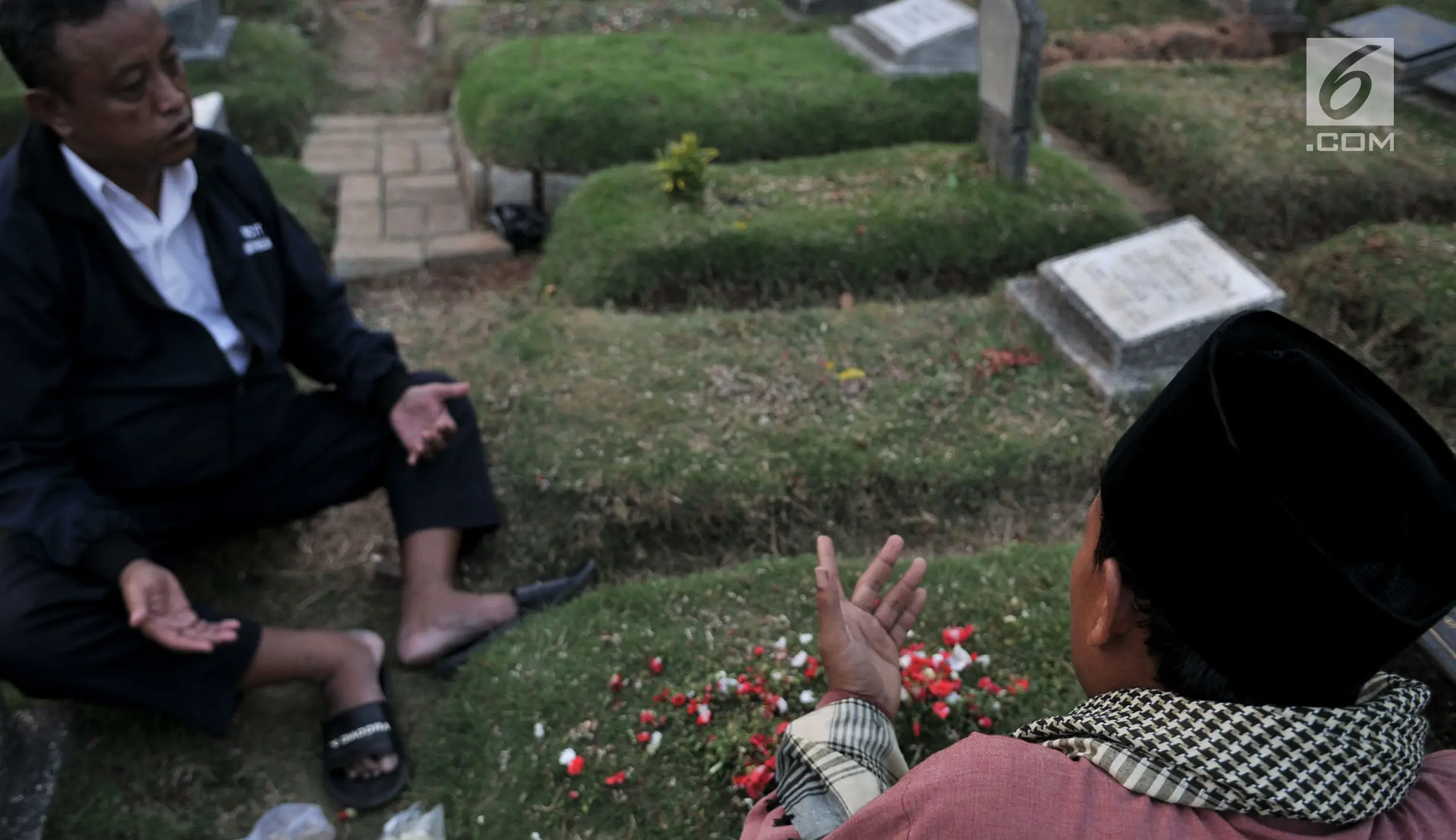 FOTO: Potret Pembaca Doa Musiman yang Raup Rezeki dari Peziarah - Foto Liputan6.com