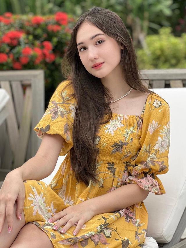 Genap Berusia 16 Tahun, Ini 7 Potret Laura Moane dengan Simpel Dress ...