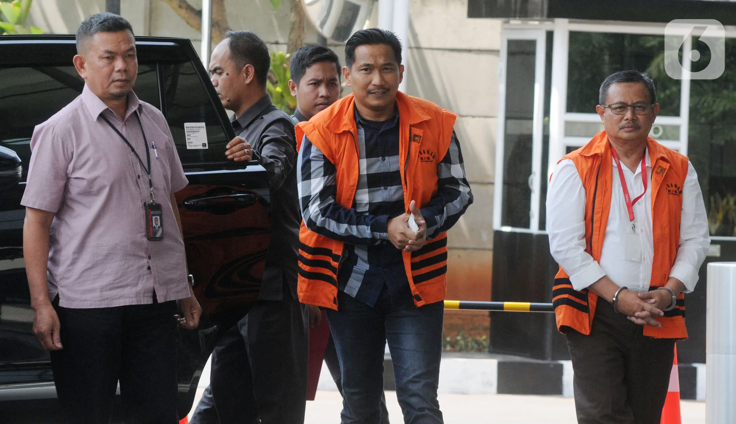 FOTO: Tiba di KPK, Bowo Sidik dan Supendi Berjalan Beriringan - Foto ...