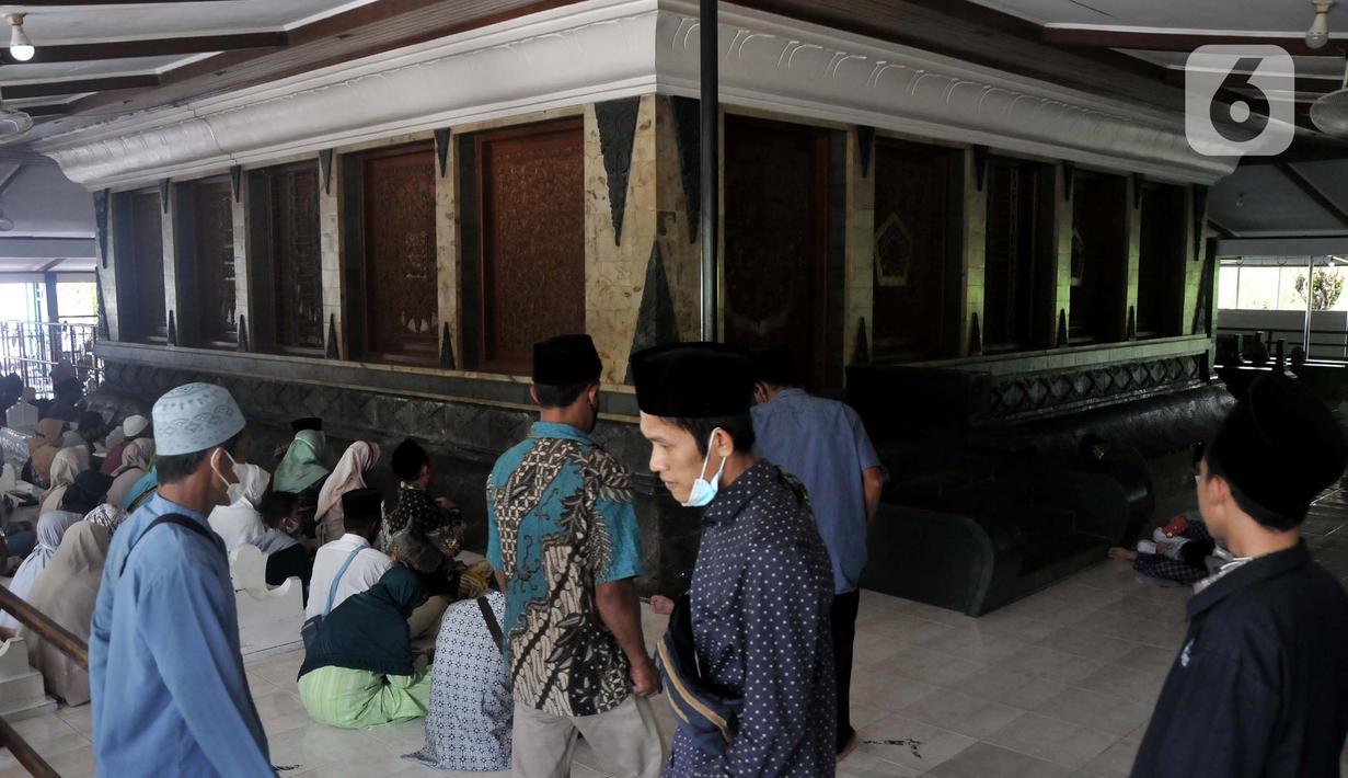 FOTO: Tradisi Ziarah di Makam Sunan Kalijaga - Foto Liputan6.com