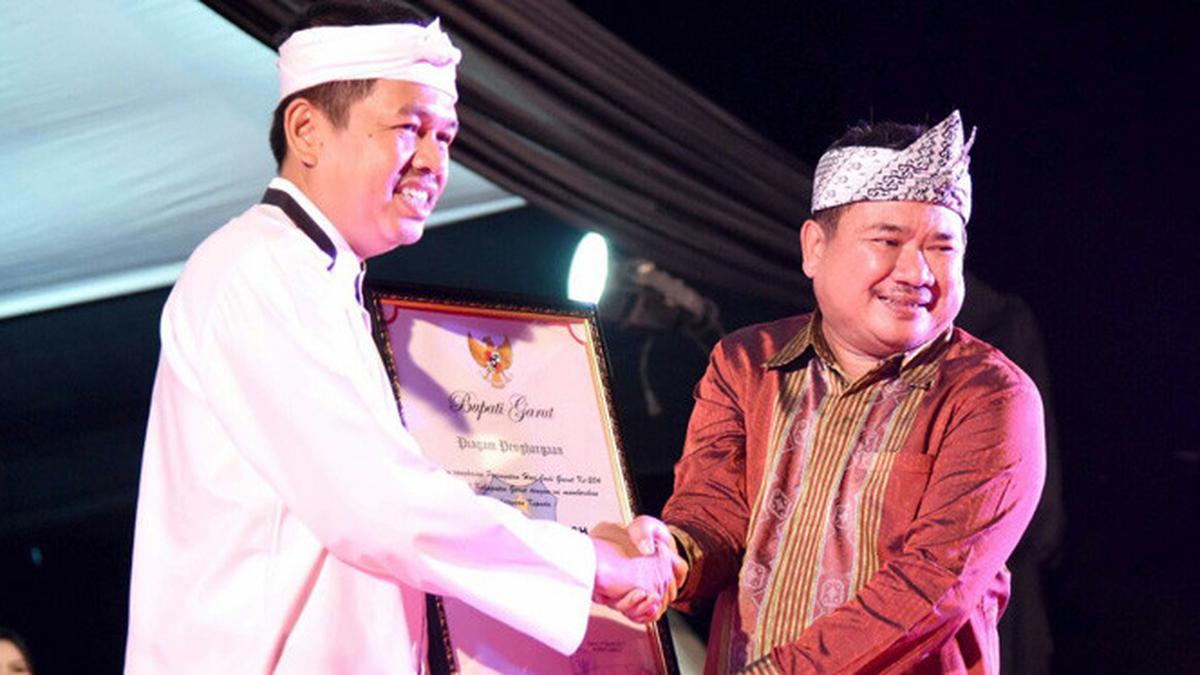 Bupati Garut Berikan Penghargaan kepada Dedi Mulyadi - News Liputan6.com