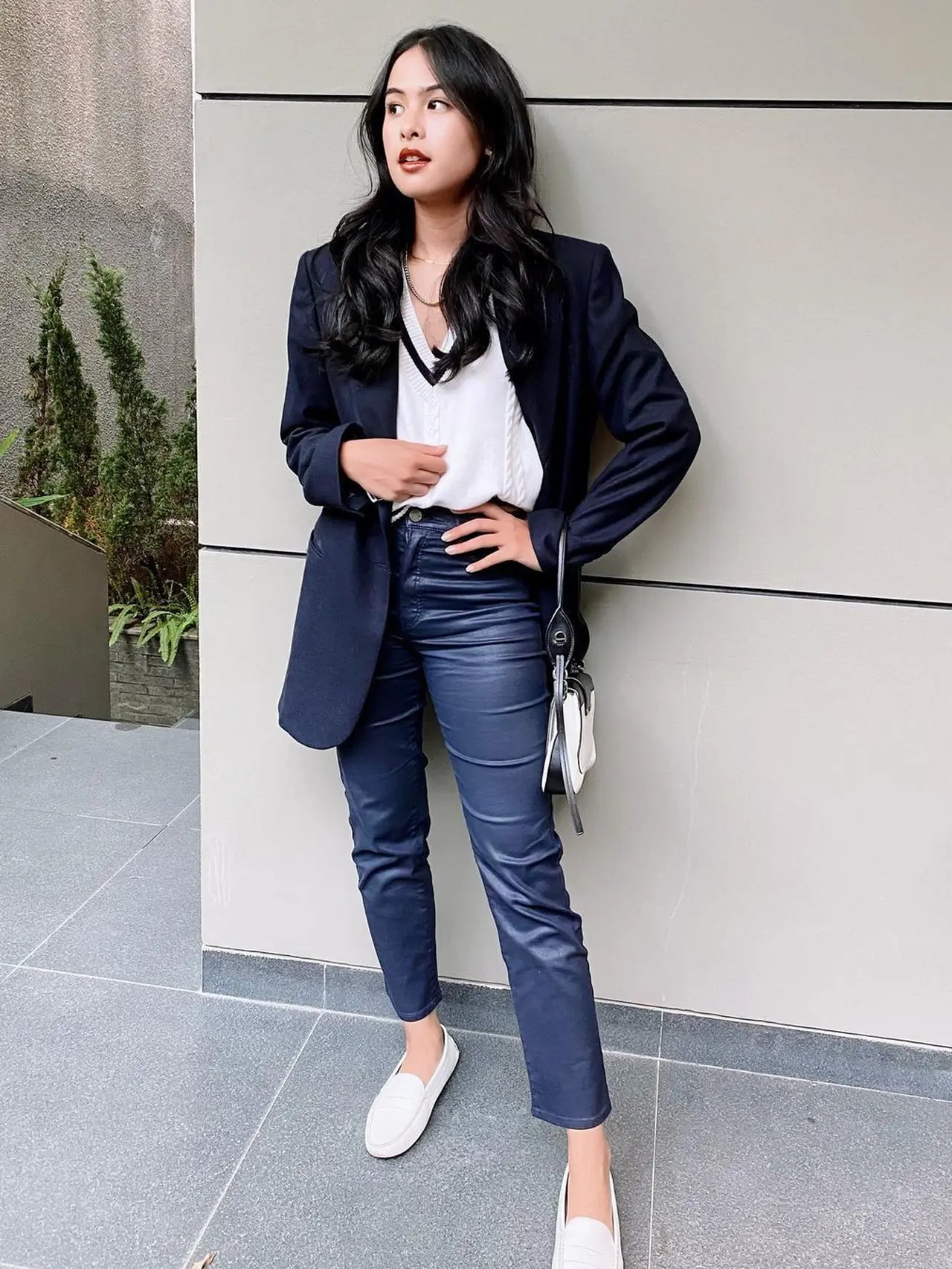 Casual and Smart, Sederet Gaya Maudy Ayunda yang Cocok untuk Outfit ke Kampus - Entertainment ...
