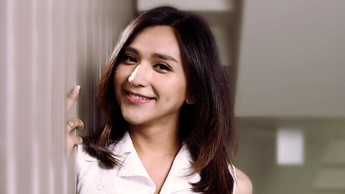 Setelah Jadi Transgender, Apa Reaksi Teman-teman Dena Rachman?