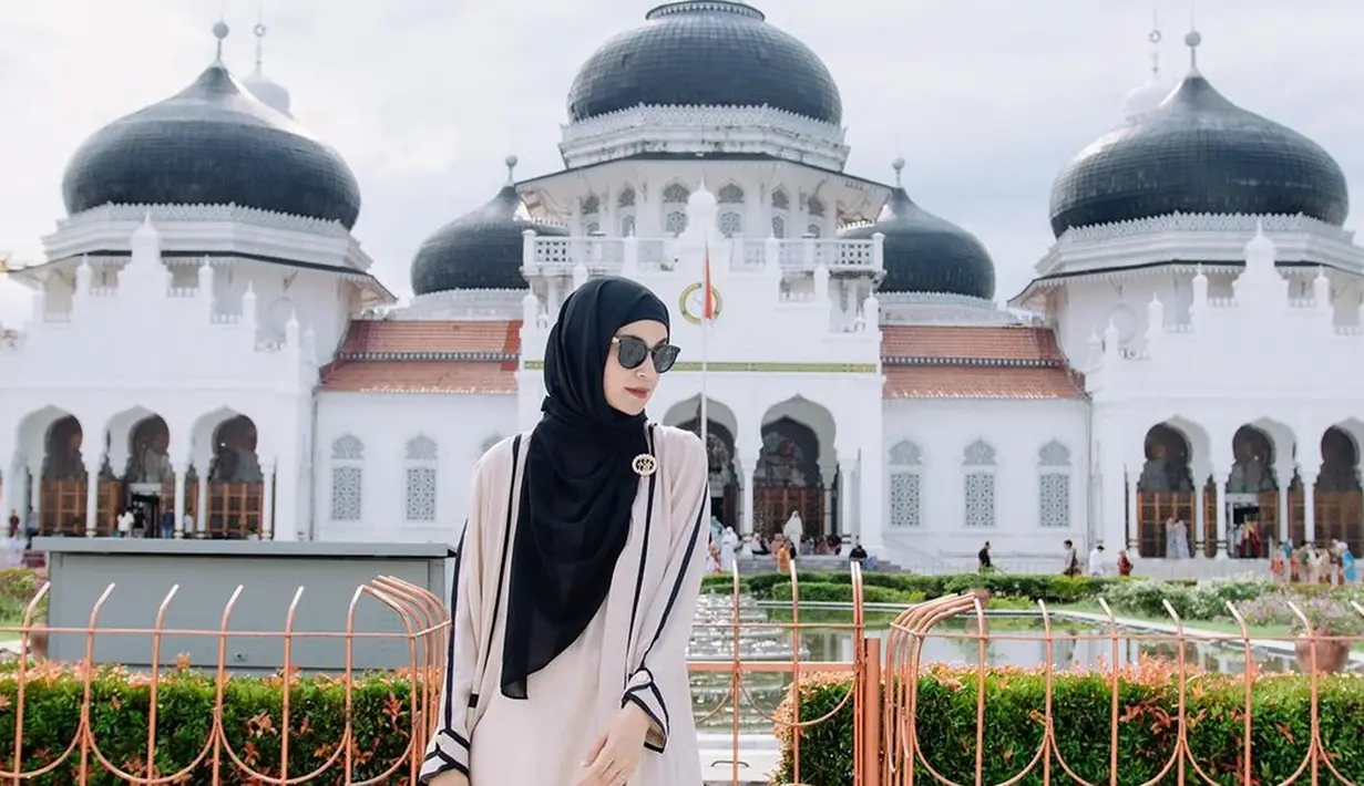 Momen Shireen Sungkar dan Teuku Wisnu Liburan di Aceh, Tampil Mesra - Page 1 - Foto Liputan6.com