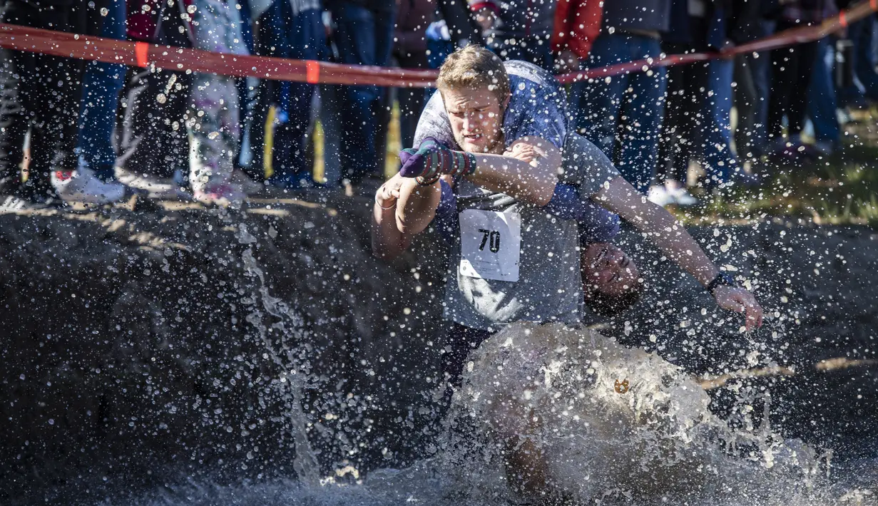 Perjuangan Para Suami Bersaing di Kejuaraan Menggendong Istri - Foto ...