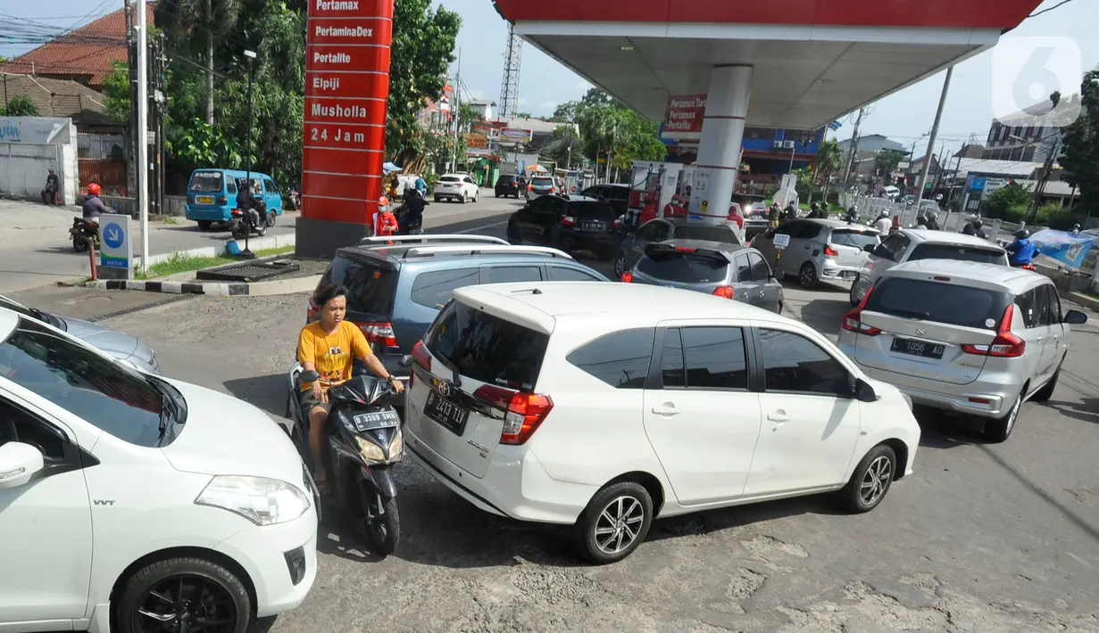 Antrean Kendaraan Jelang Pemberlakuan Kenaikan BBM di SPBU Cinere - Foto Liputan6.com