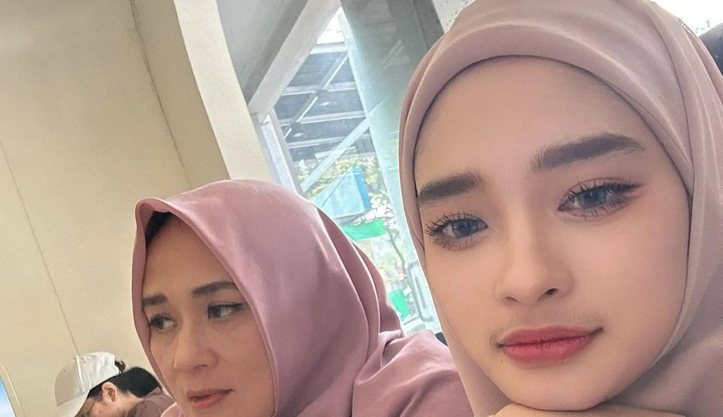 6 Potret Gaya Hijab Inara Rusli usai Lepas Cadar yang Disebut Jadul, Kini Jadi Tren - Photo ...