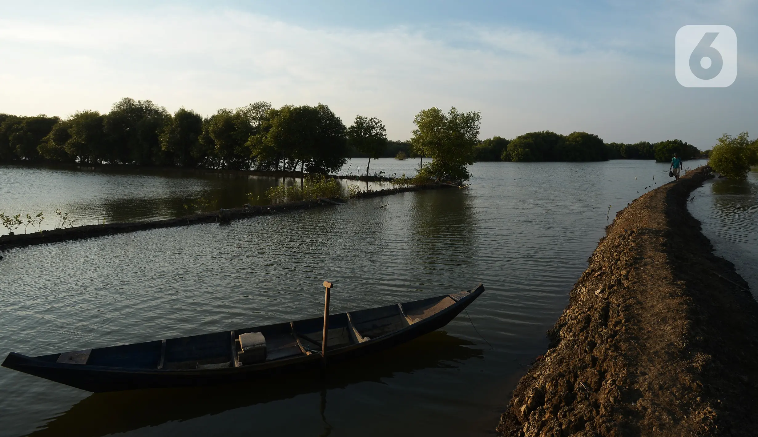 FOTO: Kenaikan Air Laut Pantai Bahagia Muara Gembong - Foto Liputan6.com
