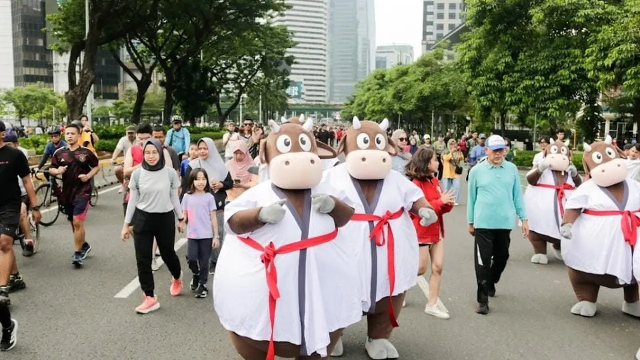 Aksi Terbaru MooGyu Si Sapi Viral di Jakarta, Ajak Warga Jalani Hidup ...