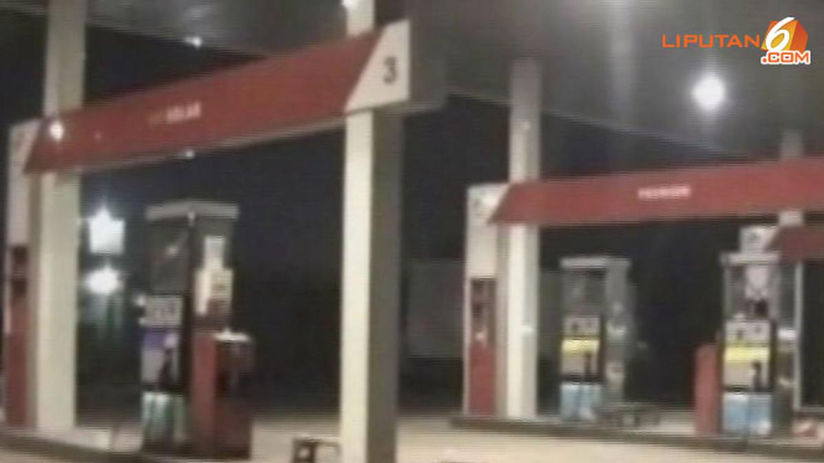 [VIDEO] Tak Sabar Antre BBM, Sekawanan Pemotor Rusak SPBU - News Liputan6.com