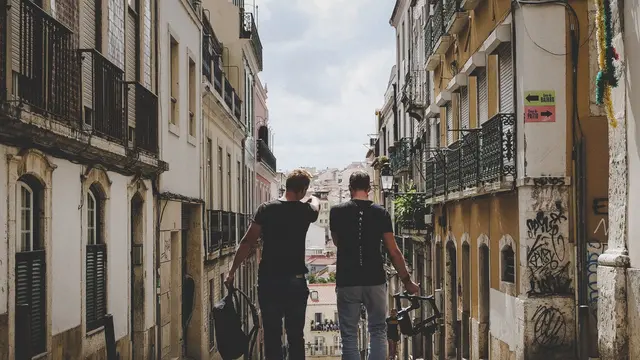 Apa Itu Bromance? Istilah Viral yang Kerap Muncul di Film - Hot ...