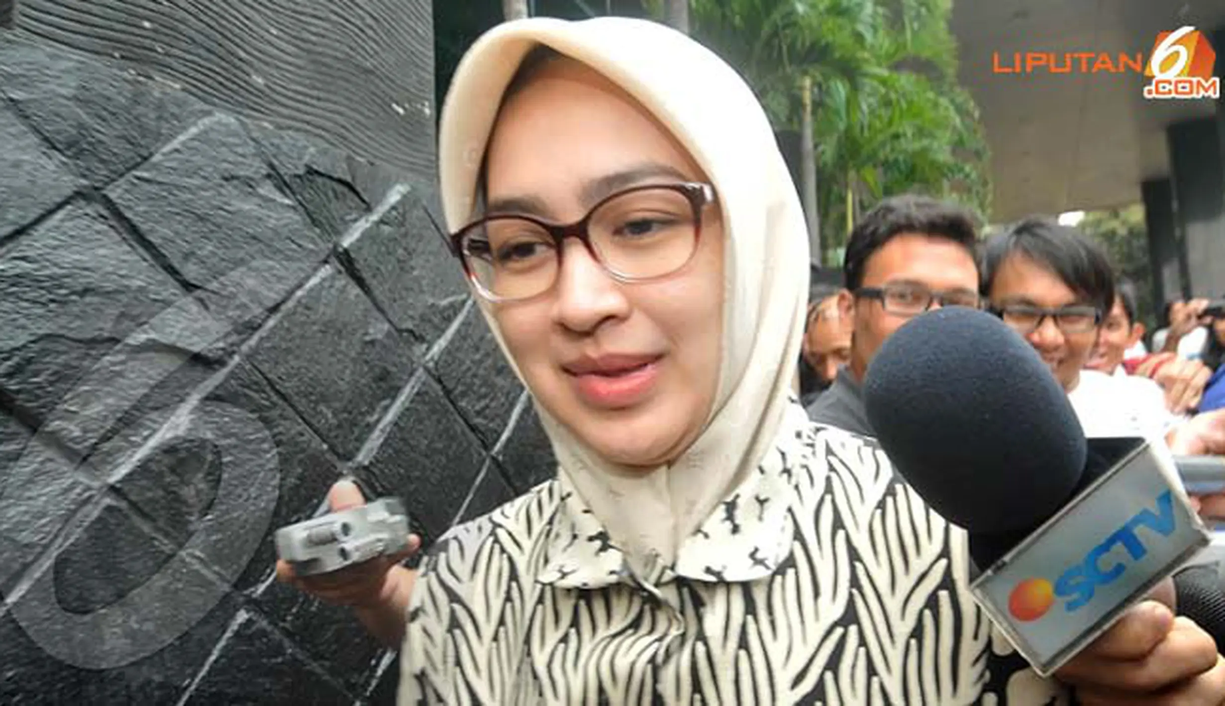 Senyum Airin Saat Ditanya Proyek Alat Kesehatan - Foto Liputan6.com