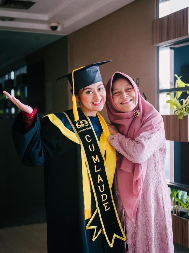 7 Momen Wisuda Memes Prameswari, Raih Gelar Magister dengan Predikat ...