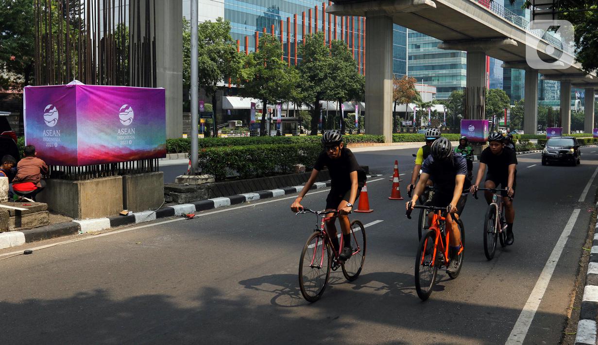 Banner KTT ASEAN 2023 Terpasang pada 100 Tiang Monorel di Rasuna Said