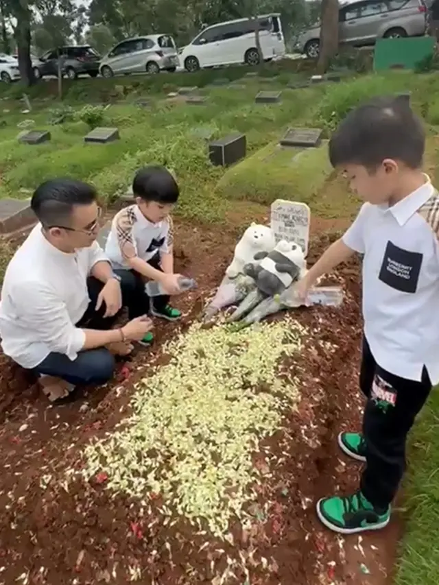 6 Momen Haru Samuel Rizal dan Anggi Pratama Ziarah Bareng ke Makam ...