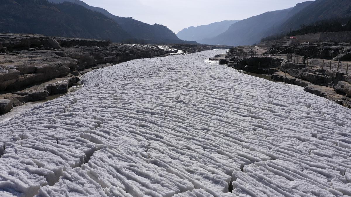 FOTO: Menikmati Pesona Pemandangan Musim Dingin di Air Terjun Hukou - Foto Liputan6.com