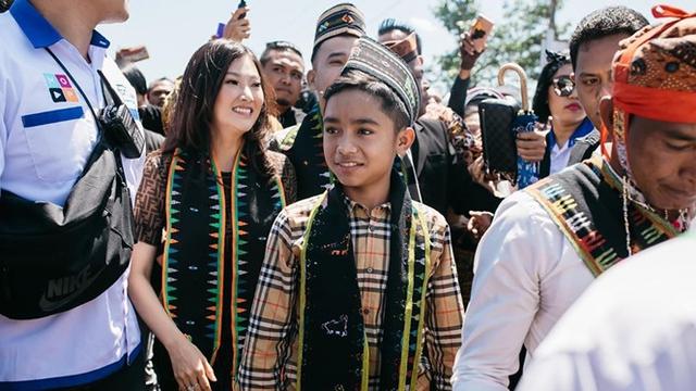 6 Momen Ruben dan Sarwendah Jalani Prosesi Adat NTT untuk Adopsi Betrand Peto - Hot Liputan6.com