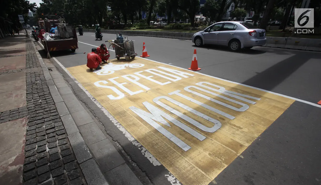FOTO: Agar Tertib, Jalur Kuning Khusus Motor Segera Diberlakukan - Foto ...