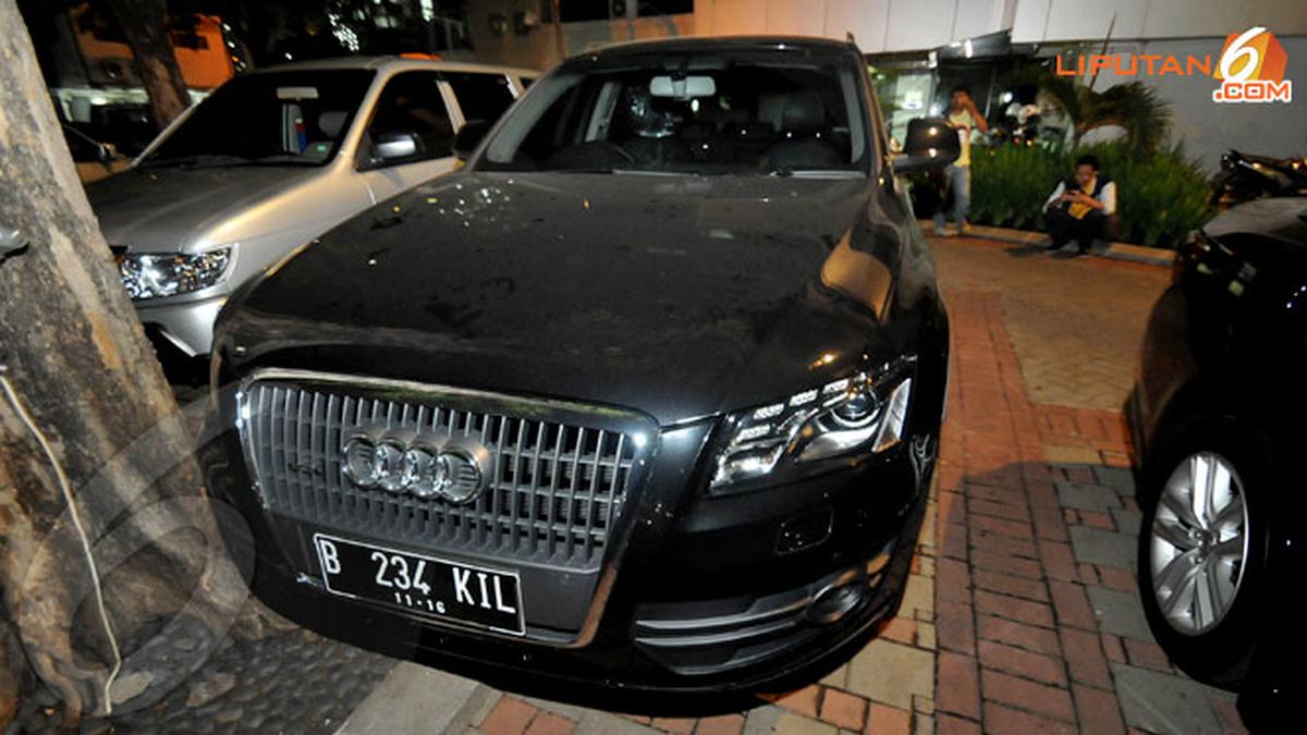 KPK Angkut Mobil Mewah Akil Mochtar - Foto Liputan6.com